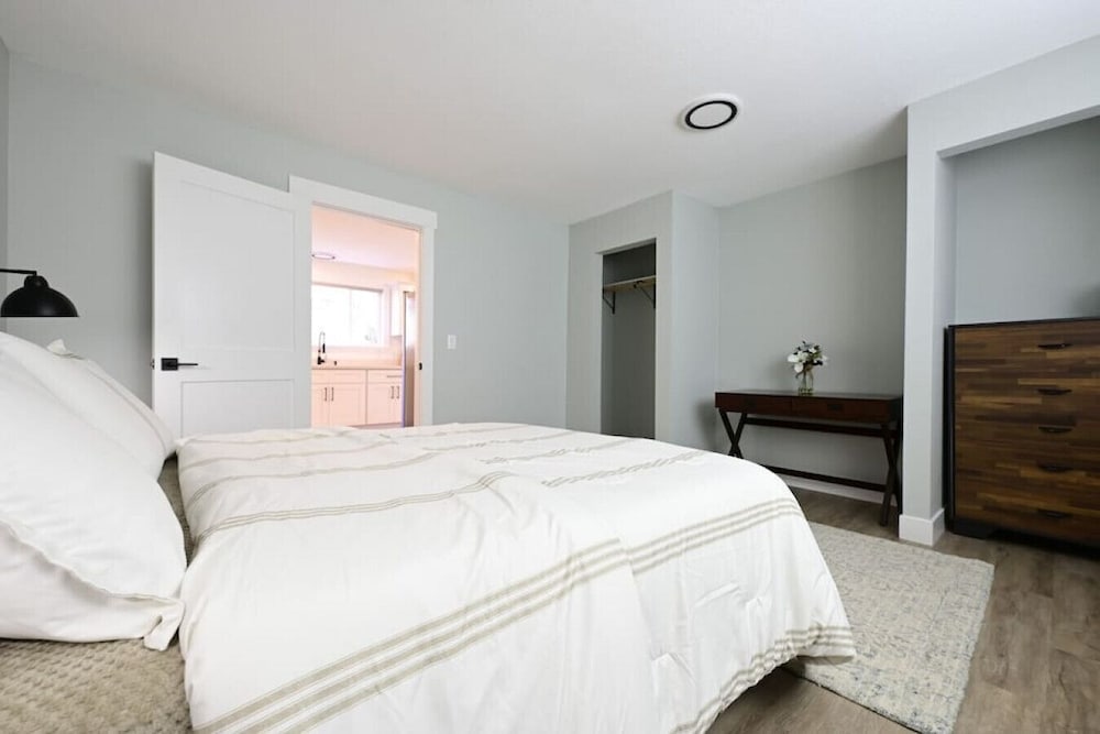 Newly Renovated! - Classy Downstairs Flat - Salem, OR