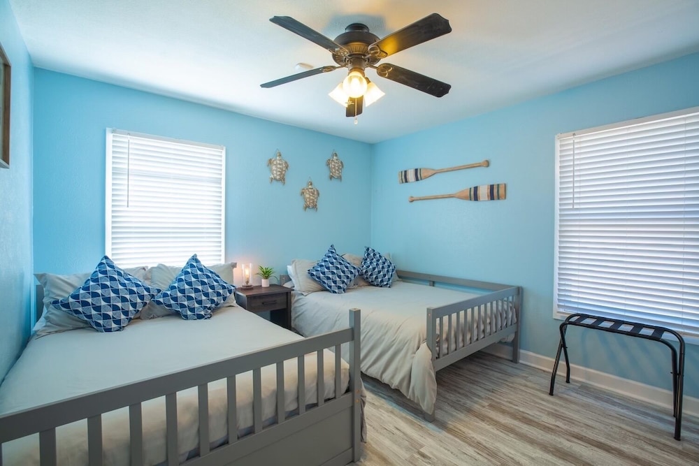 Beautiful Lakefront Retreat - Log Cabin, TX