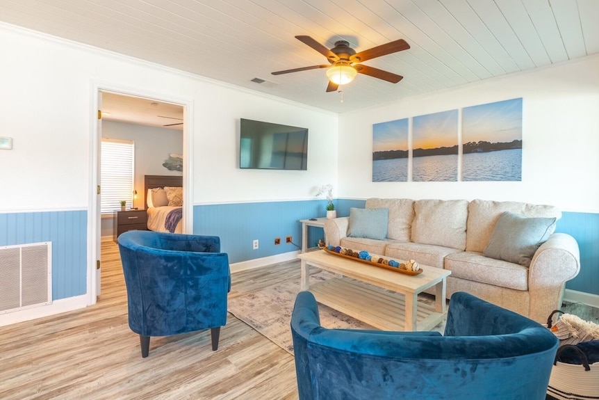 Beautiful Lakefront Retreat - Log Cabin, TX