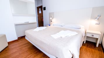 Quarto Duplo Superior | Cofre no quarto, secretária, Wi-fi grátis, roupa de cama fornecida