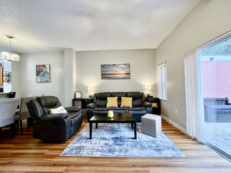 Relax & Recharge: Stylish Villa W/ Private Hot Tub - 基西米