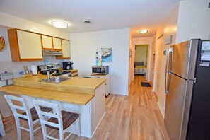 Apartamento em Condomínio Fechado, 1 quarto | Cozinha privada | Um frigorífico, uma cafeteira/bule, uma torradeira 