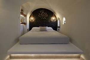 Suíte grand, 2 quartos, banheira de hidromassagem, vista parcial para o mar | Frigobar, cofres nos quartos, individualmente decorados