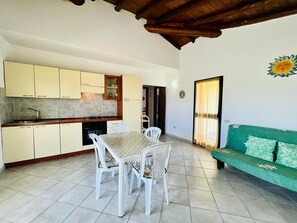 Apartamento | Sala de estar | Televisor de ecrã plano de 22 polegadas com canais por cabo 