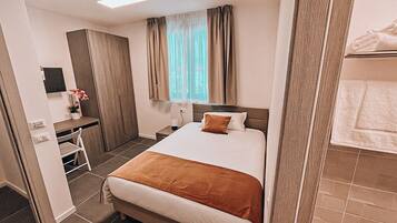 Quarto solteiro básico | Roupas de cama premium, frigobar, cofres nos quartos, escrivaninha