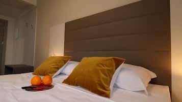 Quarto casal ou duplo básico | Roupas de cama premium, frigobar, cofres nos quartos, escrivaninha