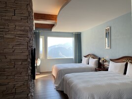 Quarto quádruplo luxo | Edredons de pluma, espaço de trabalho para notebook, Wi-Fi de cortesia