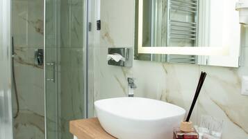 Quarto Clássico com Cama de Casal | Casa de banho | Um secador de cabelo, um bidé, toalhas fornecidas