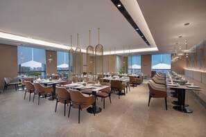 Pequeno-almoço tipo buffet diário mediante uma taxa 