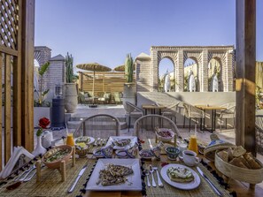 Pequeno-almoço completo diário incluído 