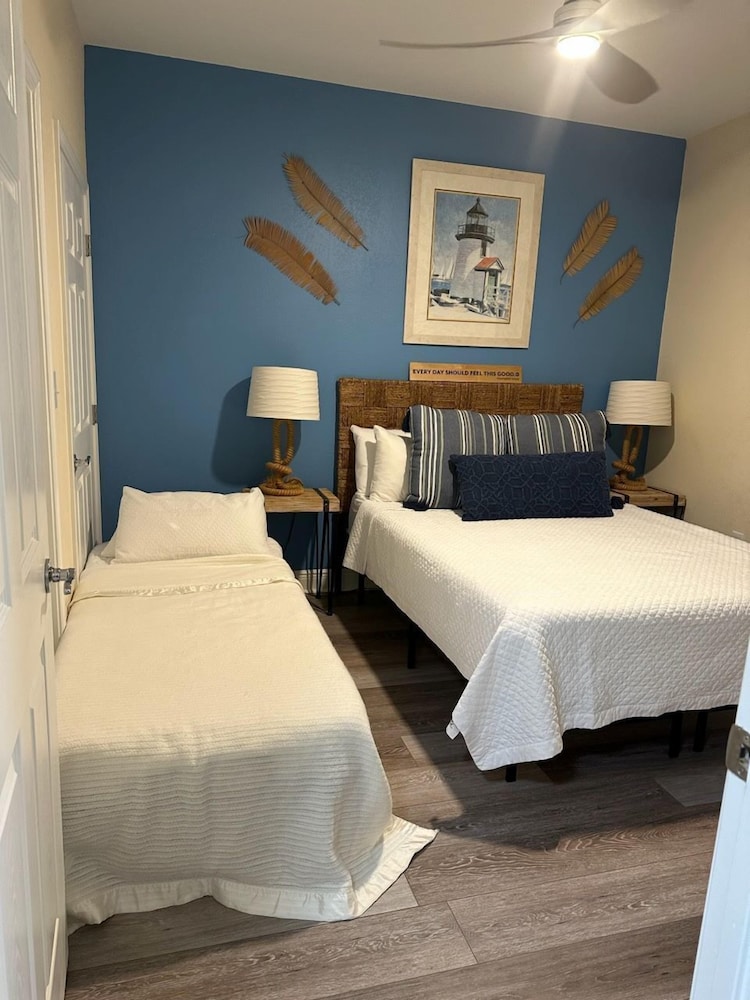 Beachfront pool/hot tub, indoor heated pool, sauna/gym, walk to food ...