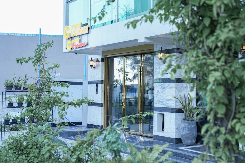 Sunny Canopy - Malé