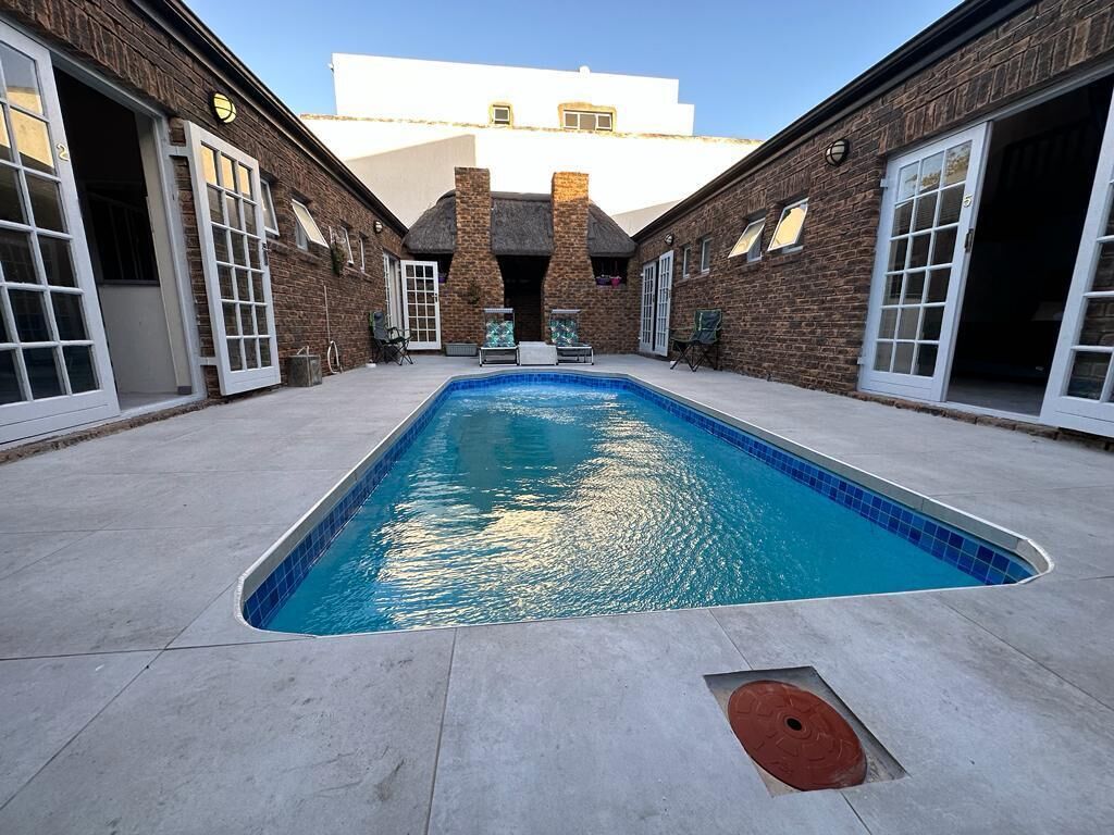 Piscina exterior, espreguiçadeiras 