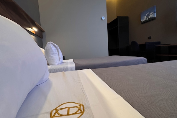 Quarto Twin Deluxe | Roupa de alta qualidade, edredões de penas, com mobília individualizada