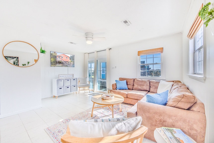 Oceanside Dog Friendly Home W/ Hot Tub, Community Pool And Tennis/pickleball - Avon, NC