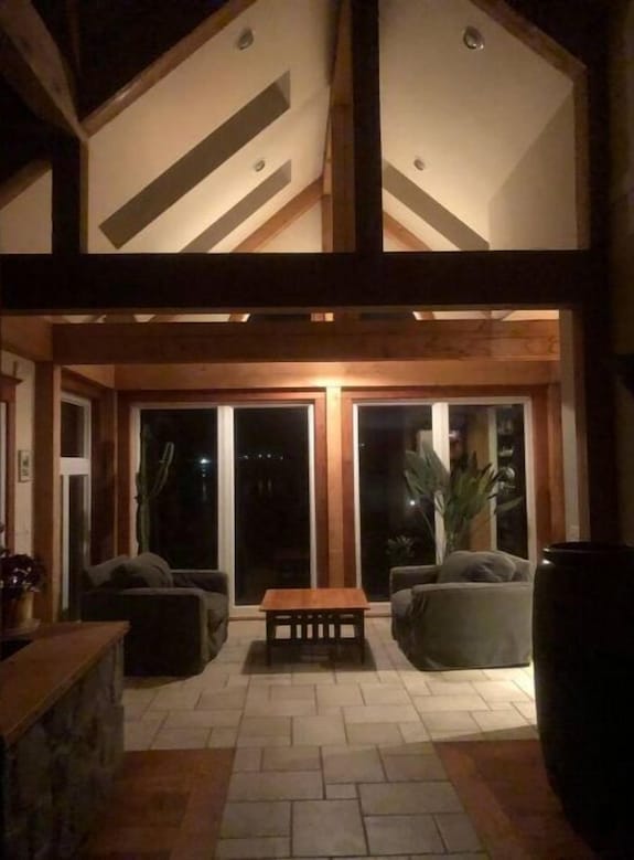 Lakeshore "Holleyville" Countryside Farm House - Mission