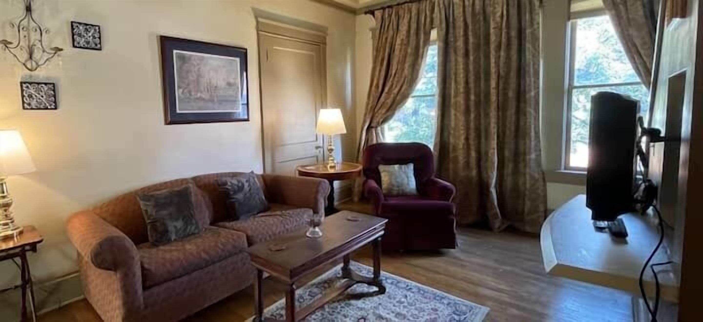 Upper 2 Bedroom Loft Apartment - Memphis, TN