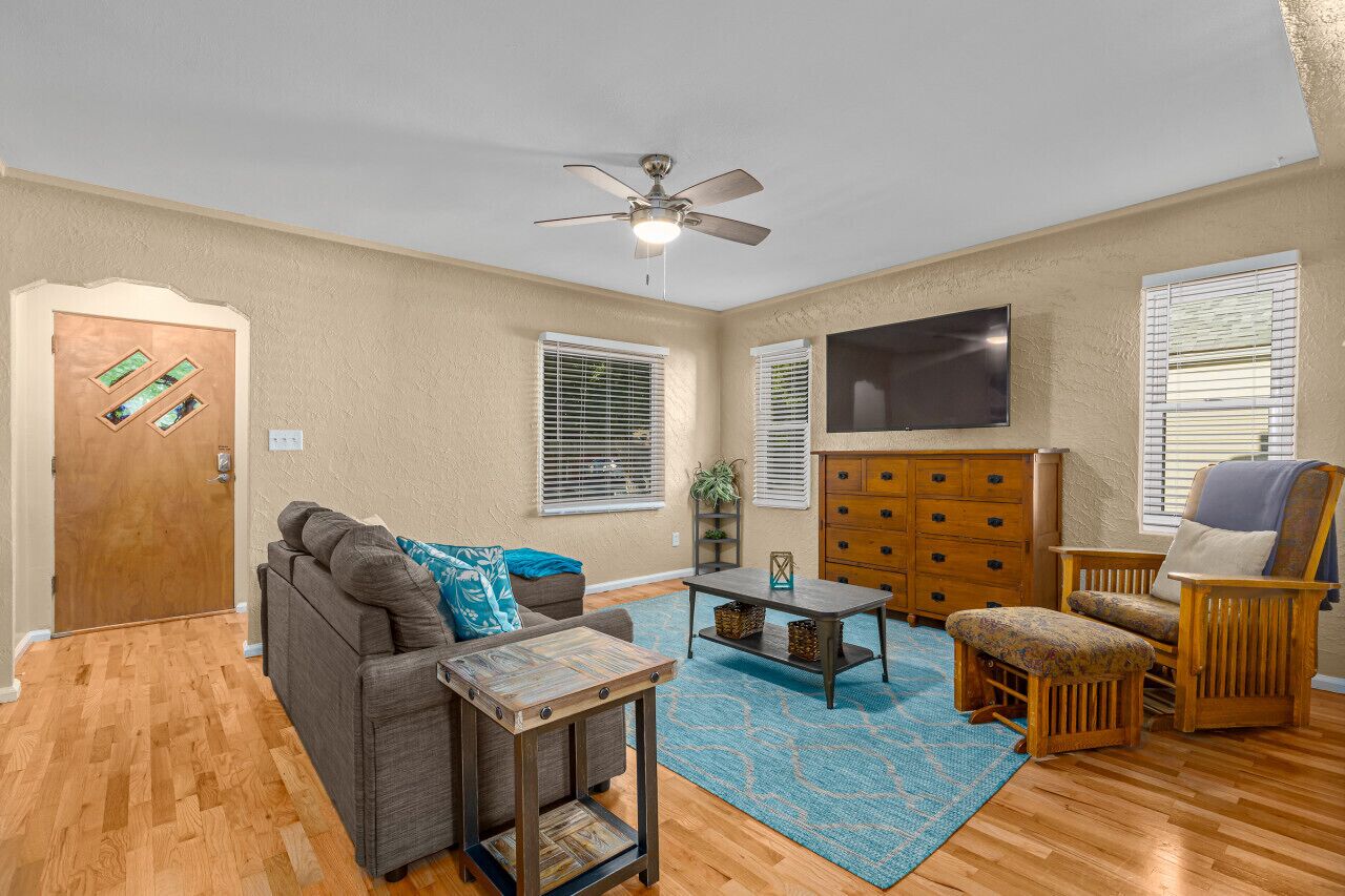 Snug, Neighborly Home Perfect For Your Small Group - Billings, MT