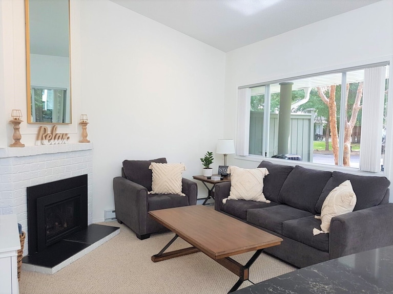 Rathtrevor Beach - Pool + Hot Tub (Sleeps 6) - Vancouver Island