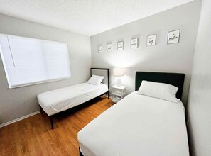 Apartamento | Casa de banho | Uma combinação polibã/banheira, artigos de higiene pessoal grátis 