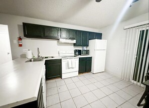 Apartamento | Cozinha privada | Um frigorífico/congelador grande, um micro-ondas, um forno 