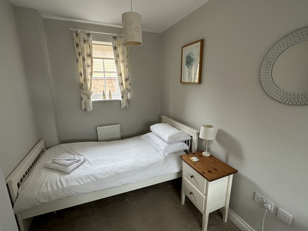 Lovely Coastal Cottage - Sleeping 5 In 2 Bedrooms - Pool And Beach Access Included. - Filey