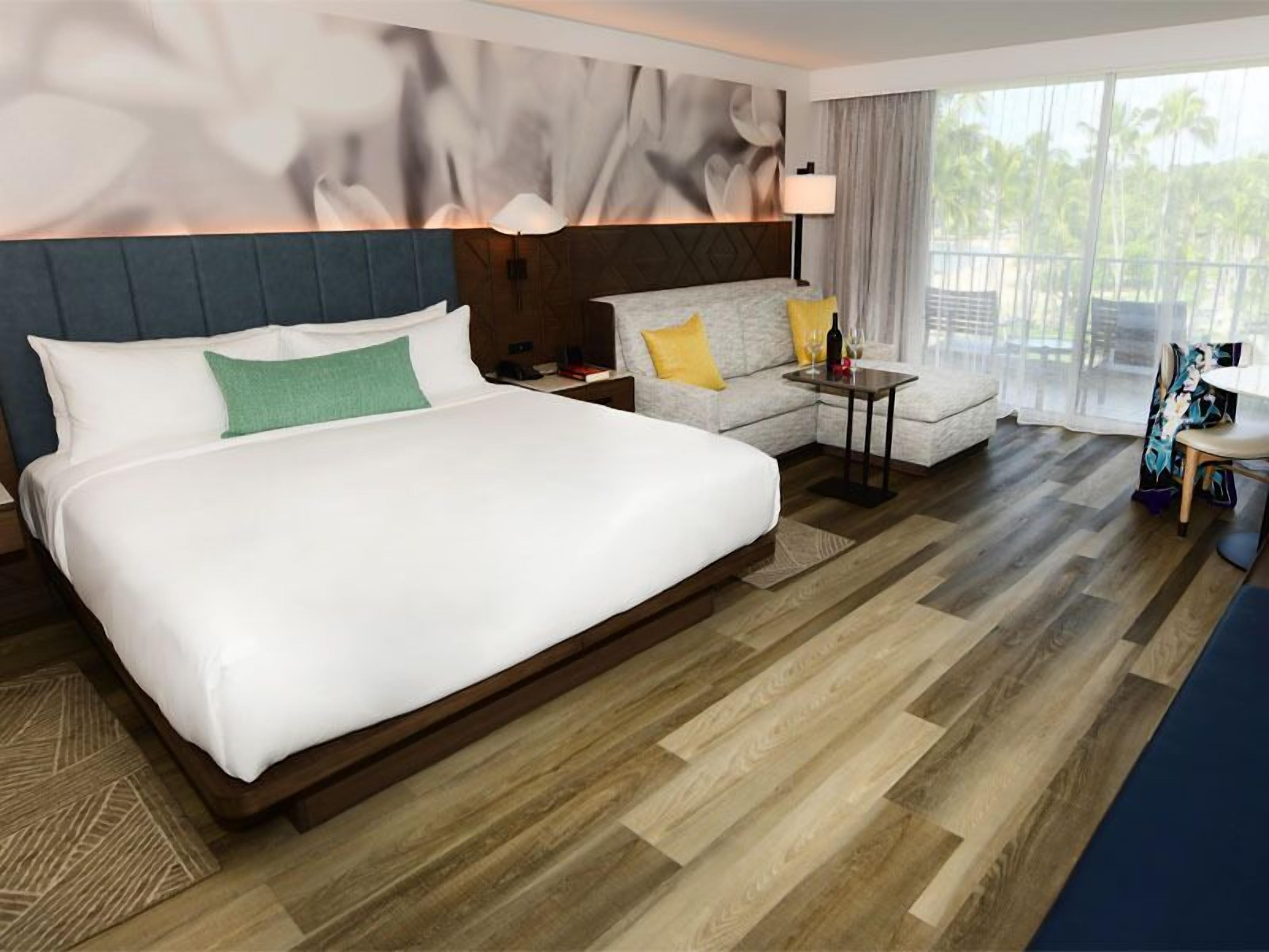 Your Dream Destination In Lush Lihue! Ocean View Room W/ Private Balcony! Pool! - Lihue, HI