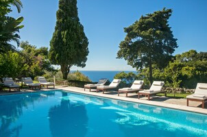 Piscina exterior, guarda-sóis, espreguiçadeiras 