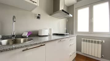 Apartamento (101) | Cozinha privada | Minifrigorífico, um micro-ondas, uma placa de cozinha, uma torradeira