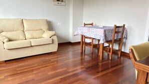 Apartamento (101) | Sala de estar | Televisor LED de 24 polegadas com canais digitais, televisor