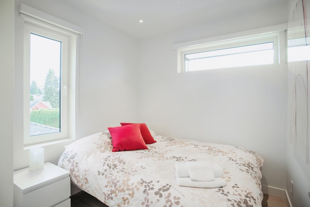 Beautiful Modern Award Winning Guest Home- N.van - North Vancouver