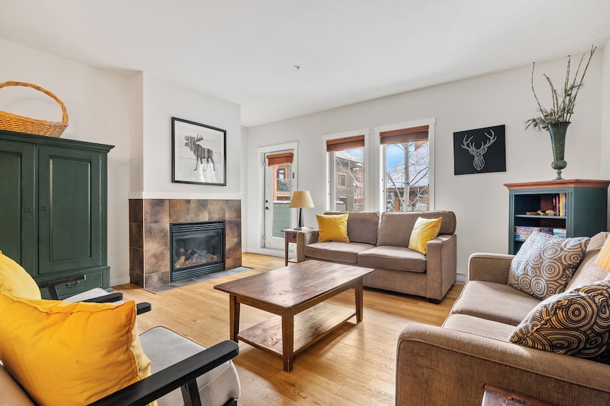 Spacious 3bed-2bath Home With Heated Pool, Hot Tub, Gym, Bbq - Canmore