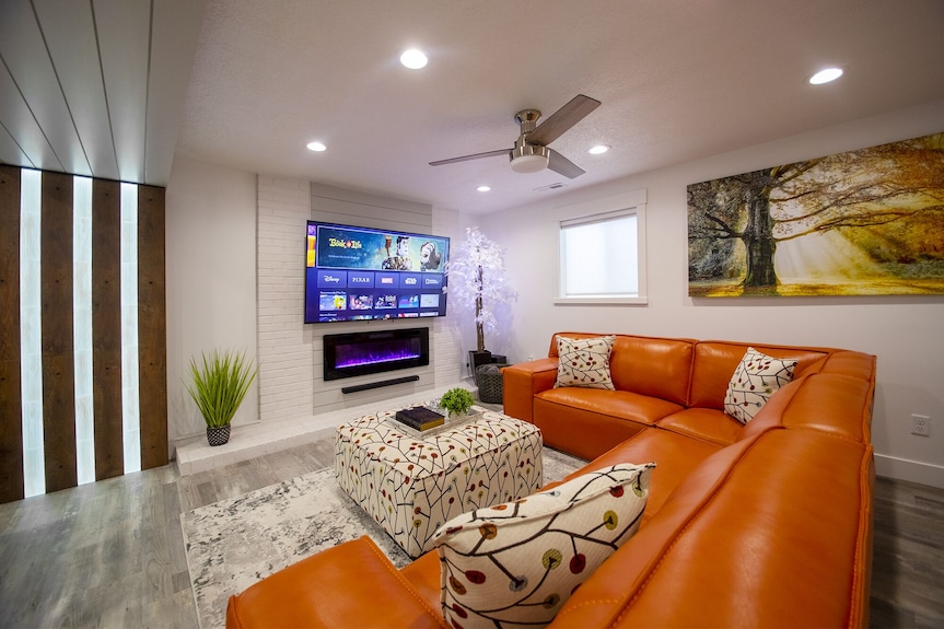 Natures Best Modern - Amazing Getaway, 2- Person Led Shower, 75" Tv, King Bed - Provo, UT