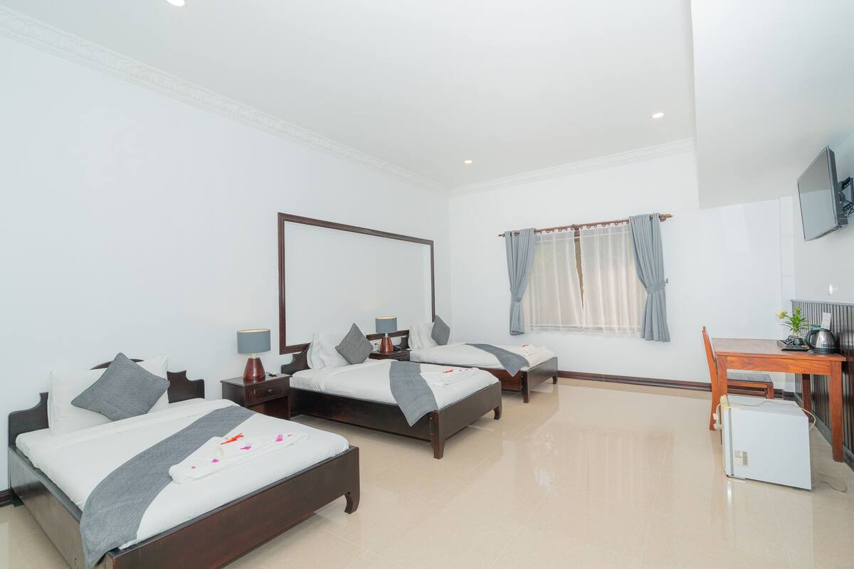 Quarto Triplo Deluxe | Minibar, secretária, Wi-fi grátis, roupa de cama fornecida