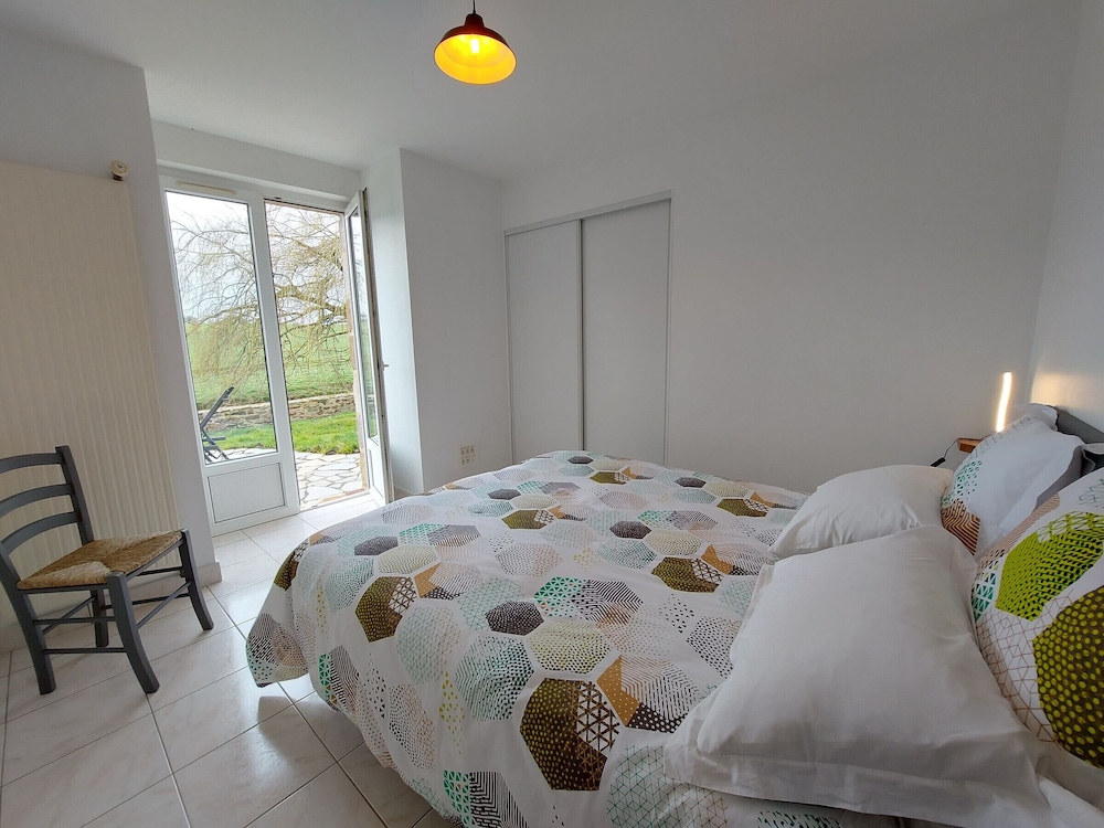 Spacious Cottage With Private Pond And Games In Saint-aubin-du-désert - Mayenne