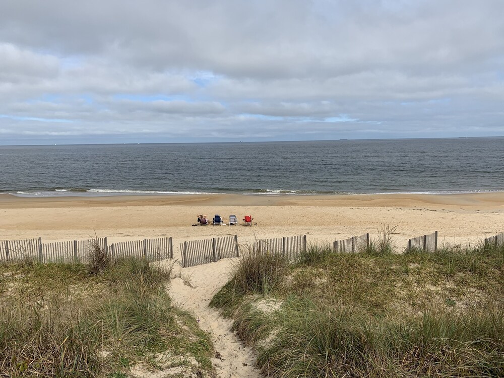 Beach Front On The Bay In Our Rustic, Pet Friendly Cottage 4 Bedroom Cottage By Redawning - Norfolk, VA