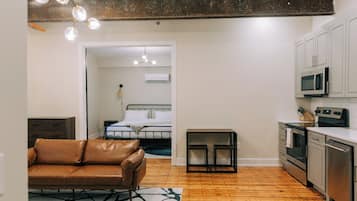 Suíte standard, 1 cama King | 2 quartos, edredons de pluma, individualmente mobiliados