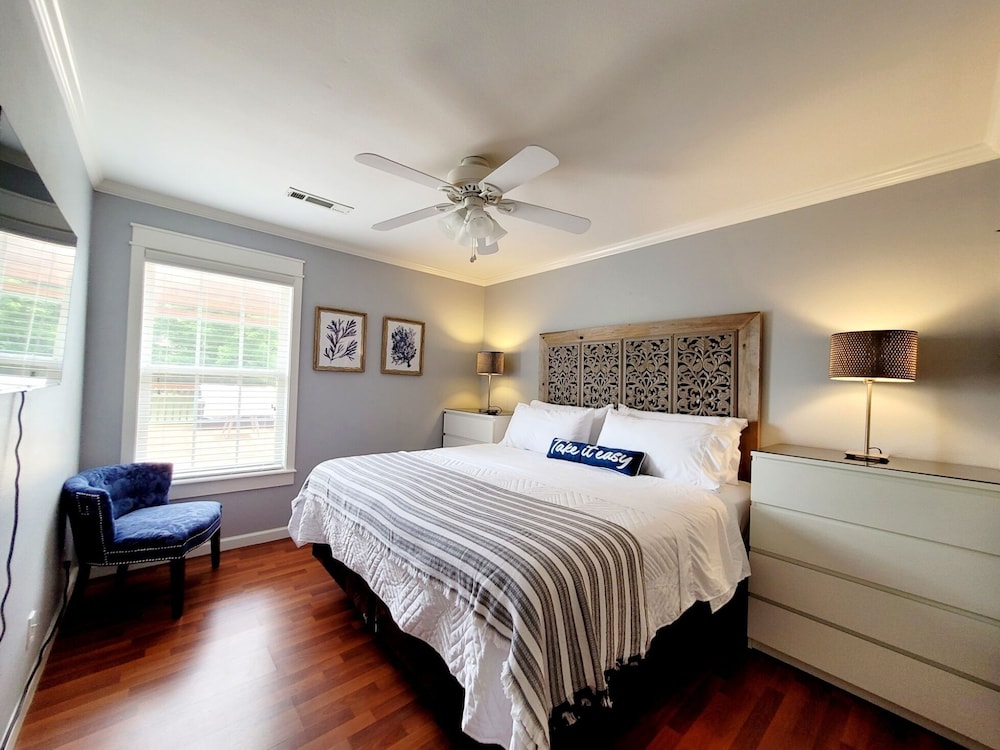 2nd Street Retreat: Private Cottage In Downtown Bentonville - Bentonville, AR