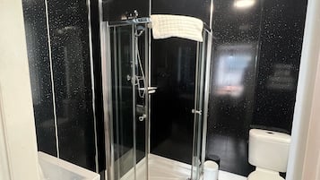 Quarto triplo júnior | Banheiro | Chuveiro, produtos de toalete grátis, secador de cabelo