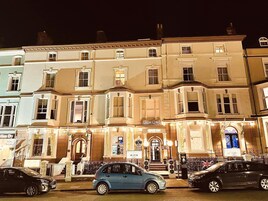 Fachada da propriedade à noite