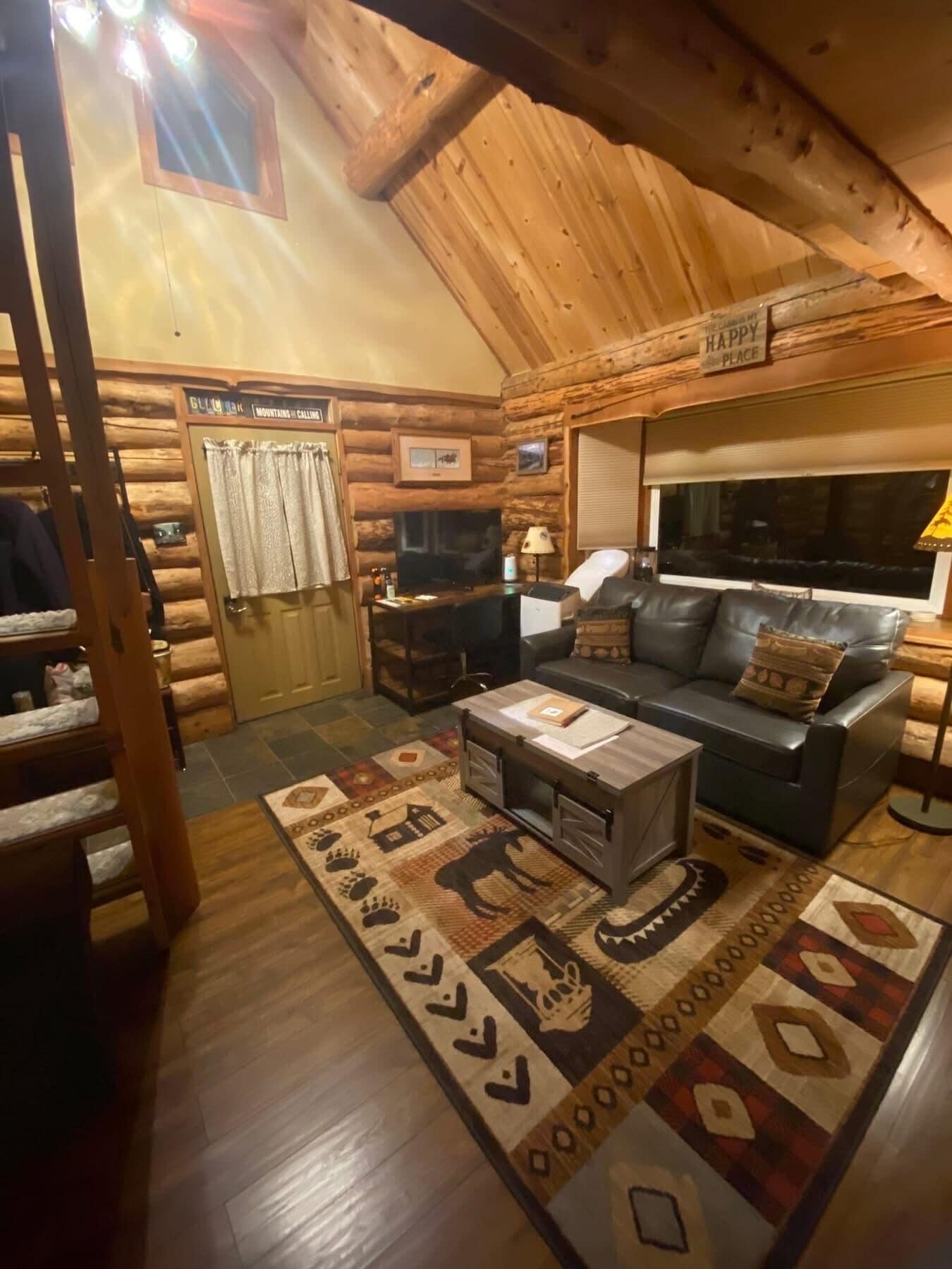 Quaint Log Cabin With River View. 7 Miles To The Entrance Of West Glacier - Montana