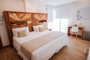 Roupa de alta qualidade, edredões de penas, cofre no quarto, secretária 
