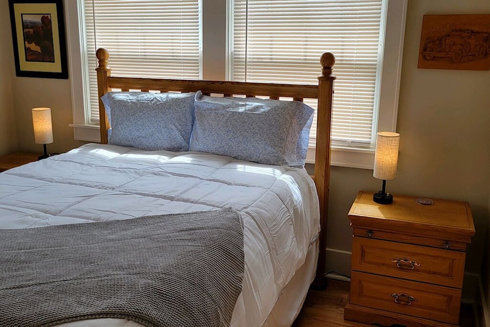 Charming Bungalow near historic district, State Capital, MSU campus and downtown - Lansing | Vrbo