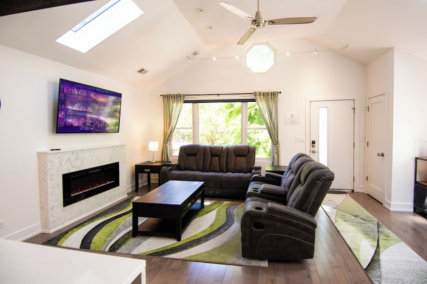 Chicago Oasis | Spa Bath, Patio & Fireplace - Lincoln Park - Chicago