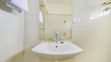 Chuveiro, chuveiro com efeito de chuva, produtos de toalete grátis