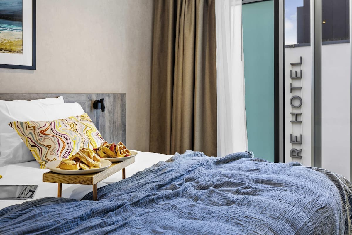 Quarto Standard, 1 cama de casal | Secretária, secretária adequada para computadores portáteis