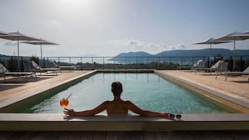 Piscina externa, funciona das 9h às 21h, guarda-sóis, espreguiçadeiras