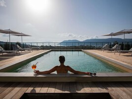 Piscina externa, funciona das 9h às 21h, guarda-sóis, espreguiçadeiras