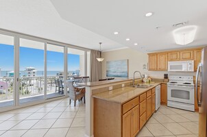 Apartamento Executivo em Condomínio Fechado, 3 quartos, acesso à piscina, vista para a praia | Cozinha privada | Um frigorífico, um micro-ondas, um forno, uma placa de cozinha 