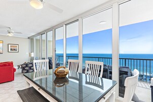 Apartamento Signature em Condomínio Fechado, 2 quartos, varanda, vista para o oceano | Refeições no quarto